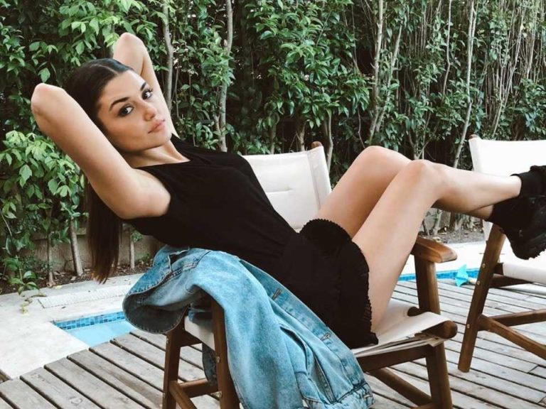 Hande Ercel Biography, Age, Height, Boyfriend, Net Worth - StarsWiki