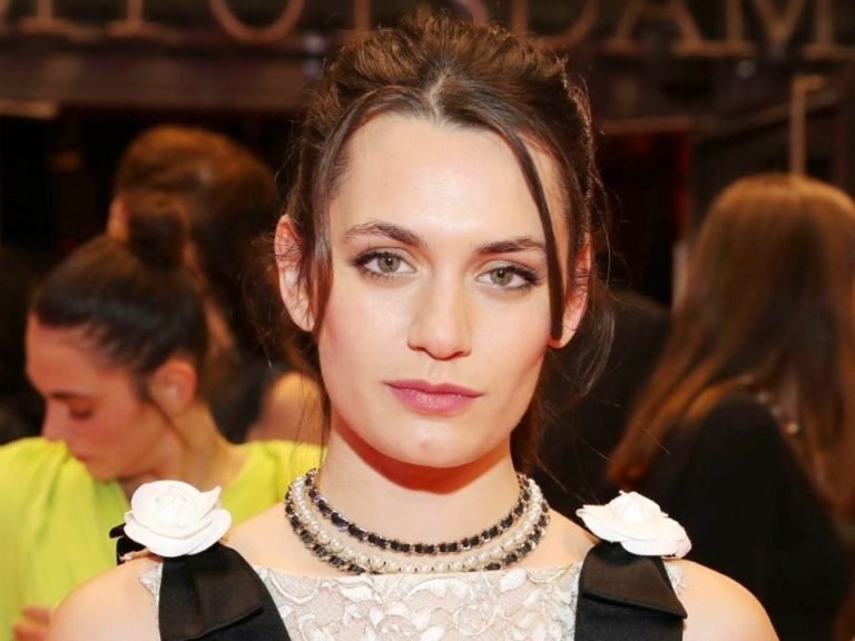 Ella Rumpf Biography, Age, Height, Boyfriend, Net Worth - StarsWiki